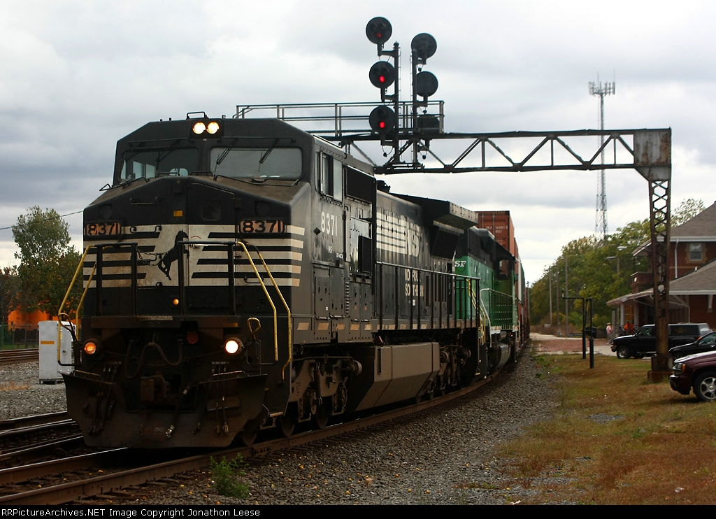 NS 8371 and BNSF 1958 lead eastbound stacks